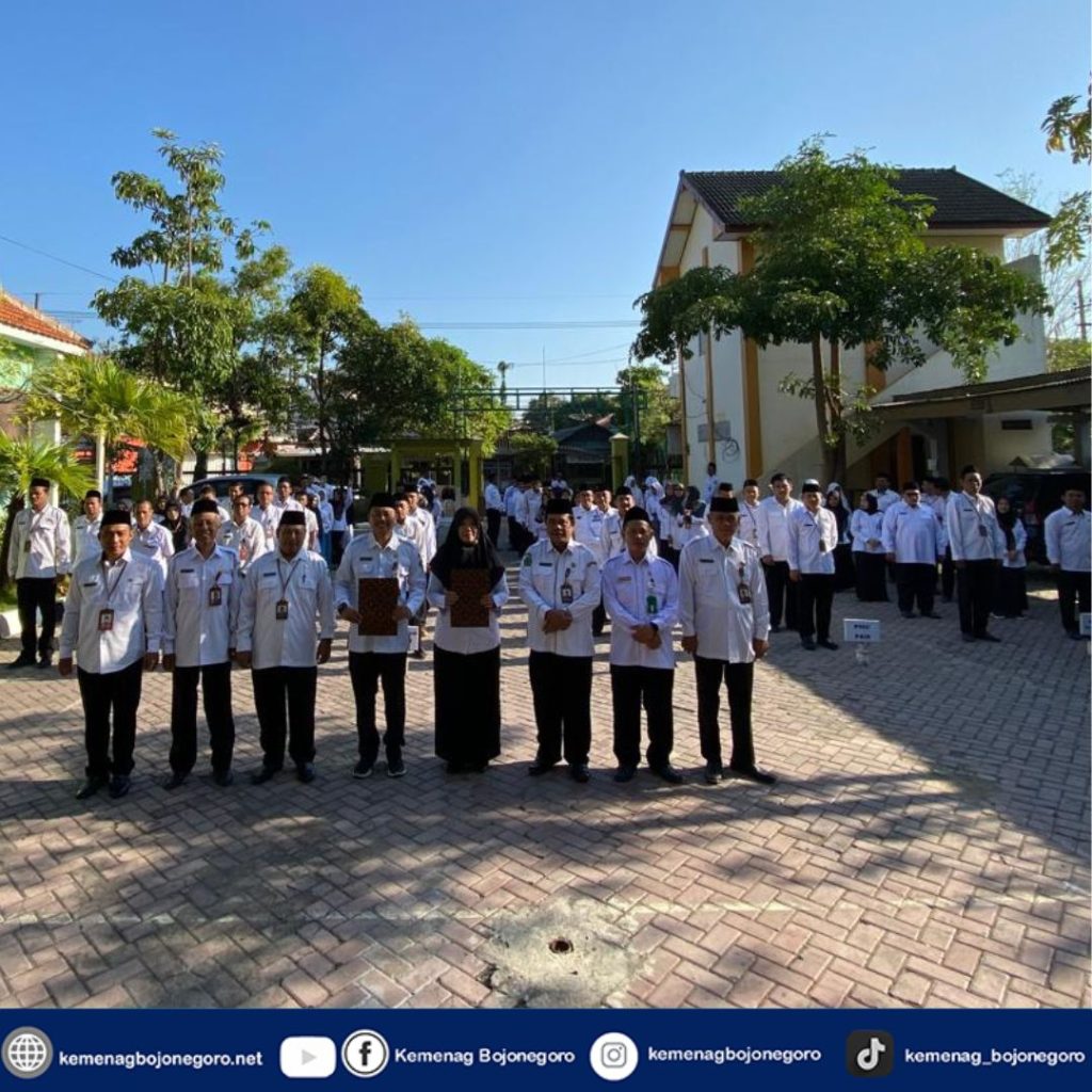 Pelaksanaan Apel Kerja Hari Senin dan Penyerahan SK Pencantuman Gelar ... Pelaksanaan Apel Kerja Hari Senin dan Penyerahan SK Pencantuman Gelar ...